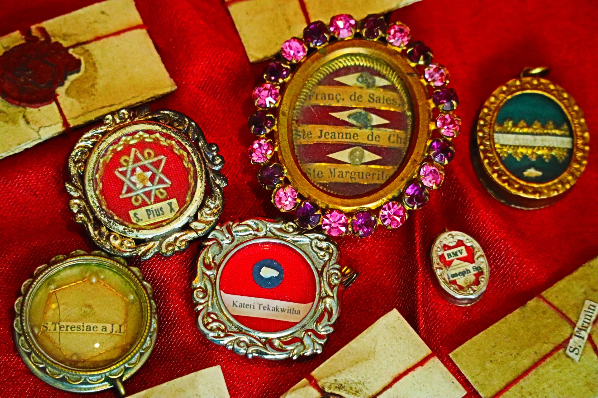 A History of Catholic Relics and Reliquaries - Teacher of Life ...